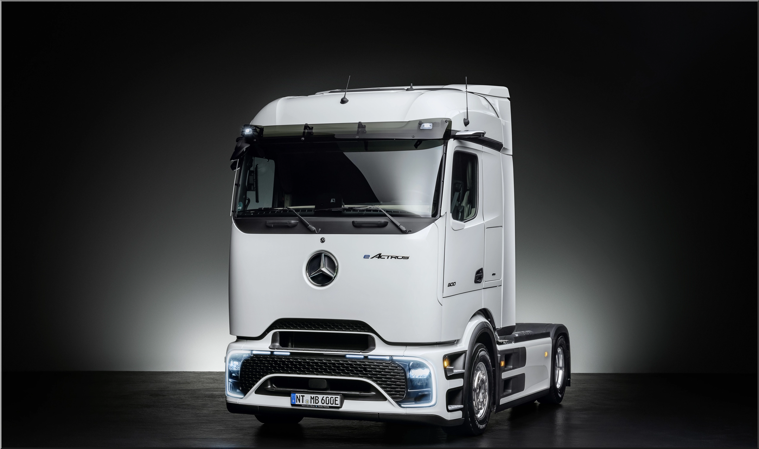 Mercedes-Benz Trucks unveils the eActros 600, a battery-electric long-haul truck with 330-mile ...