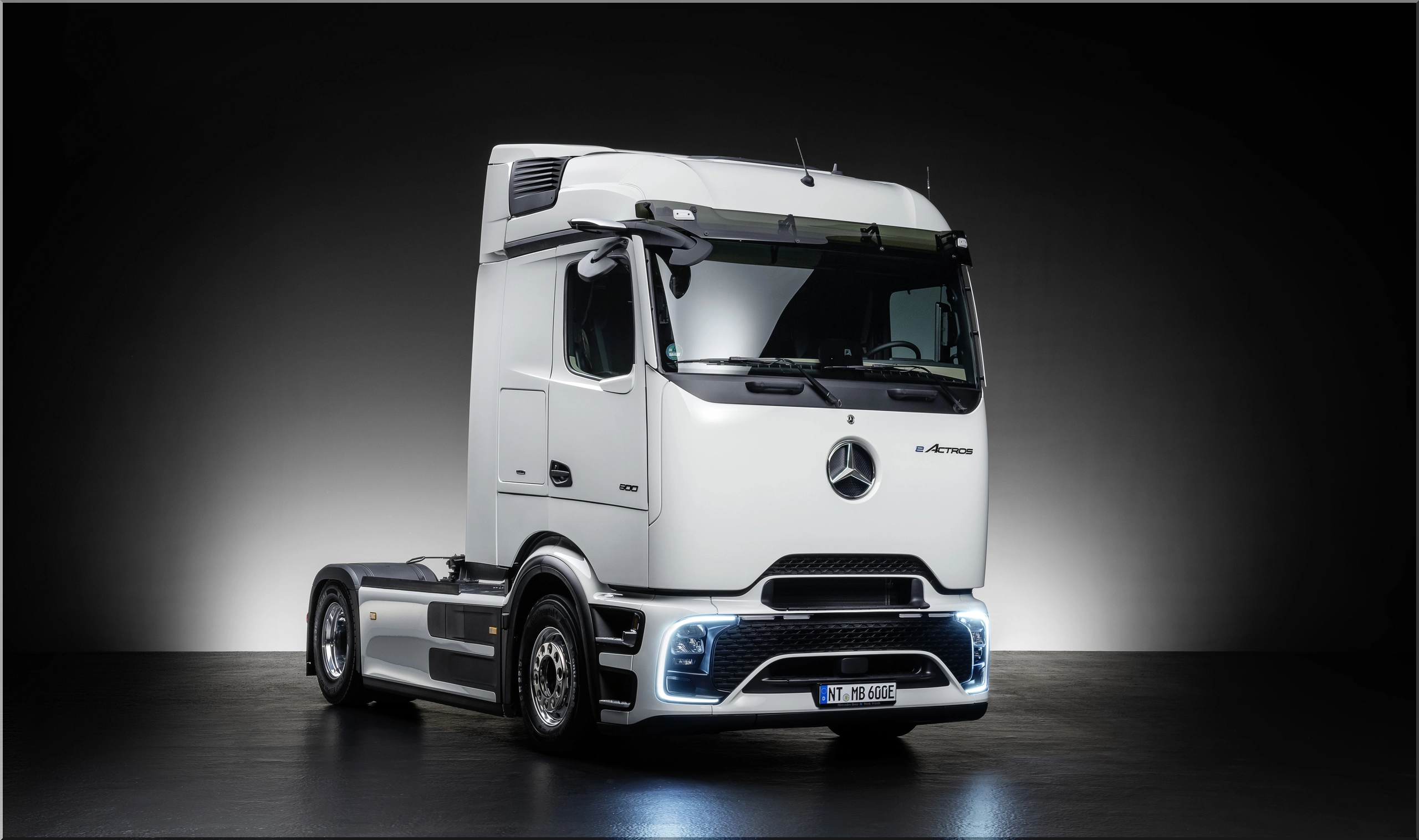 Mercedes-Benz Trucks unveils the eActros 600, a battery-electric long ...