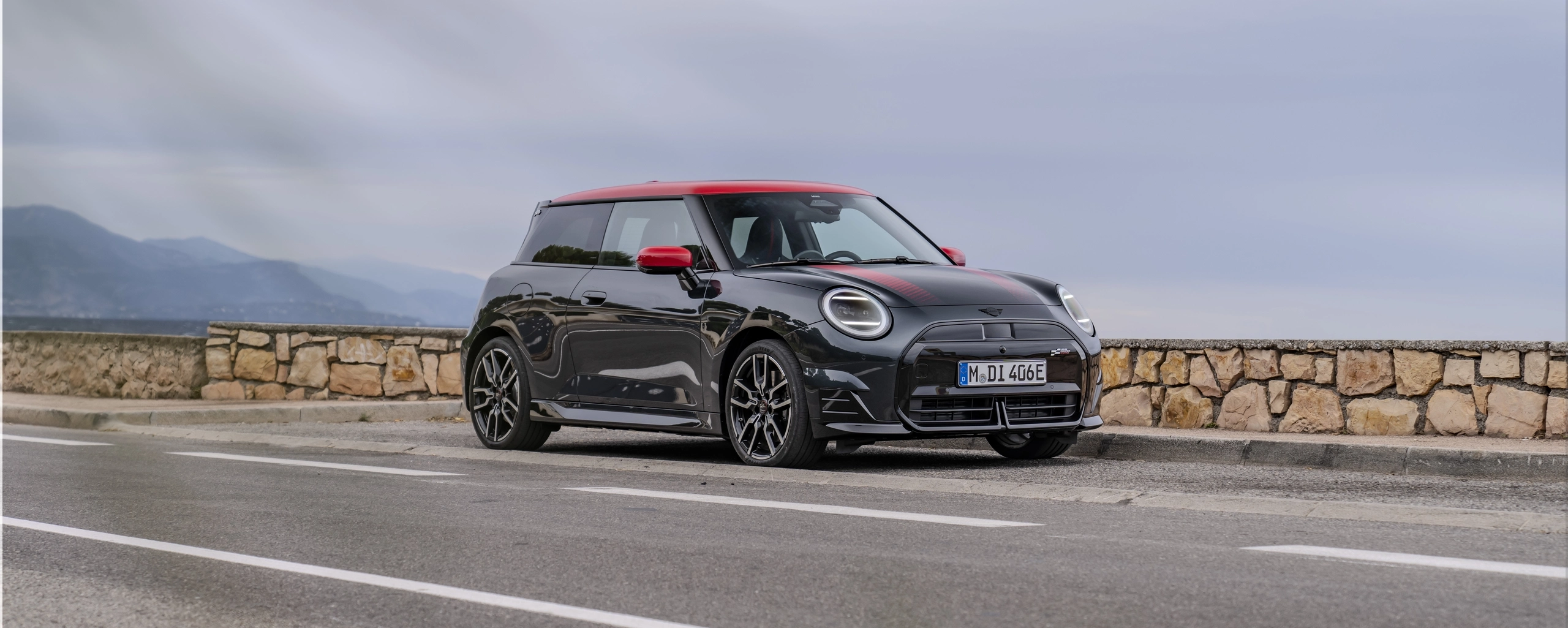 The new MINI Cooper SE in JCW Trim combines electric power and sporty ...
