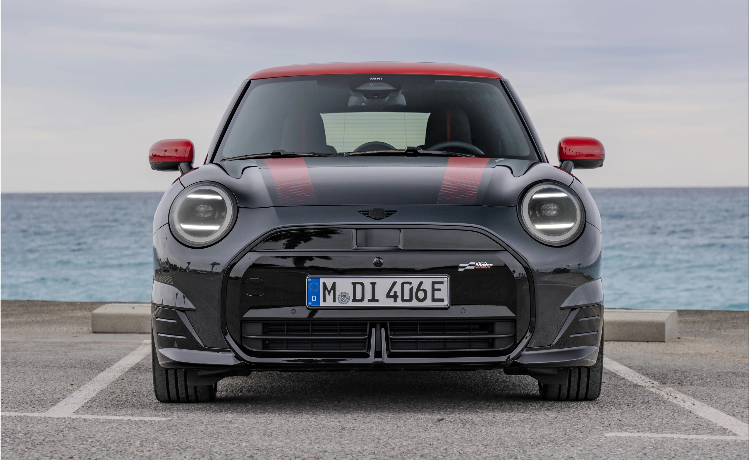 The new MINI Cooper SE in JCW Trim combines electric power and sporty ...
