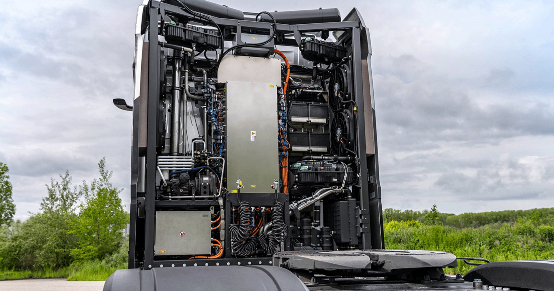 The Mercedes-Benz GenH2 electric truck is powered by hydrogen | EV Stories